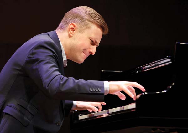 Ukrainian pianist to make Maui debut | News, Sports, Jobs - Maui News